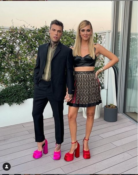 Chiara Ferragni e Fedez: il rapper indossa i tacchi Versace - Donnaclick