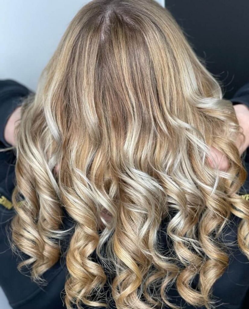 Moda Capelli 2021, il ritorno delle meches bionde calde e fredde