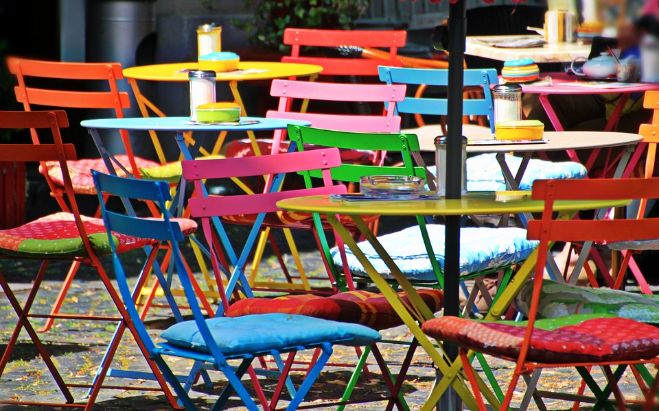 Arredamento, 3 idee per rendere unica una stanza con le sedie colorate ...