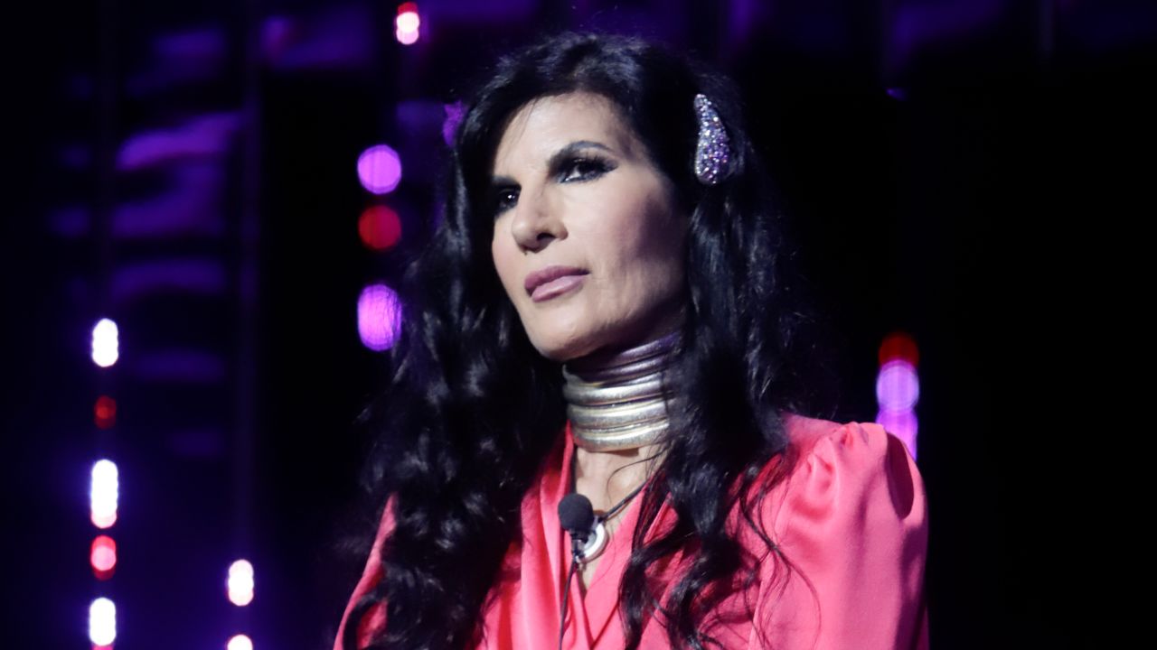 GF VIP 7, perché Pamela Prati copre sempre il collo?