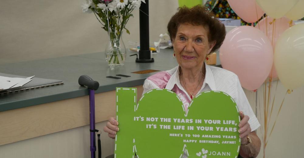 A 101 anni lavora e guida l’auto, la storia di Jayne Burns - Donnaclick